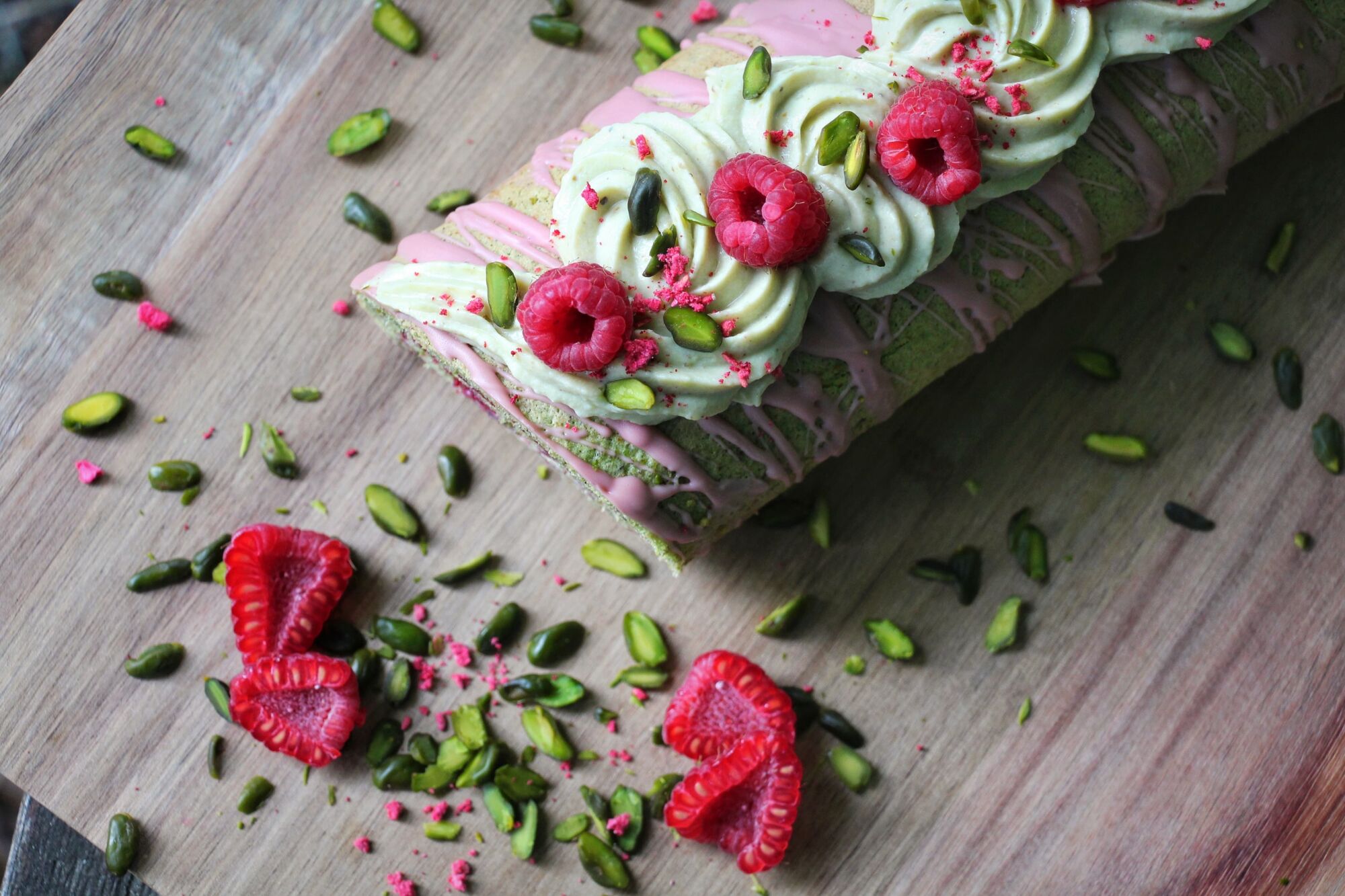 Pistáciová roláda s malinovým želé, Matcha tea a ruby čokoládou ...